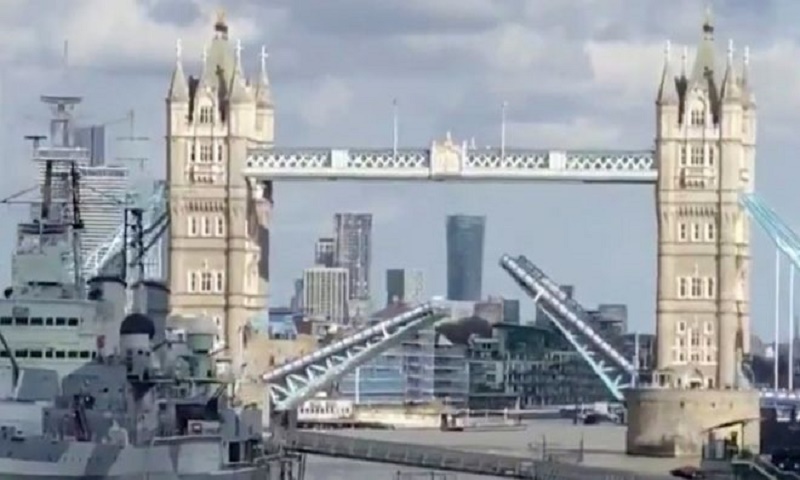 Traffic chaos as London's Tower Bridge stuck open