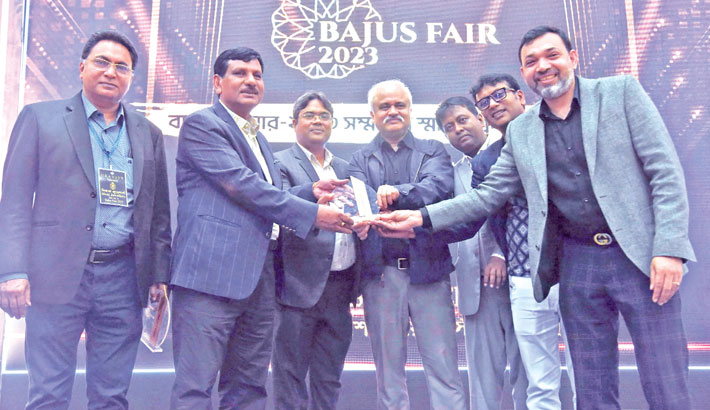 Bangladesh Pratidin Editor Naem Nizam hands over the crest to ...