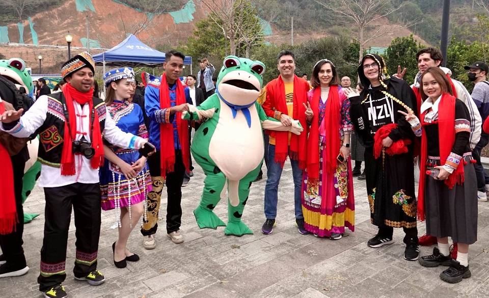 Foreign tourists immerse themselves in traditional folk customs of ...