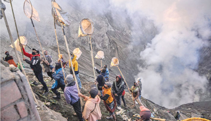 Indonesia volcano draws thousands for ritual sacrifice