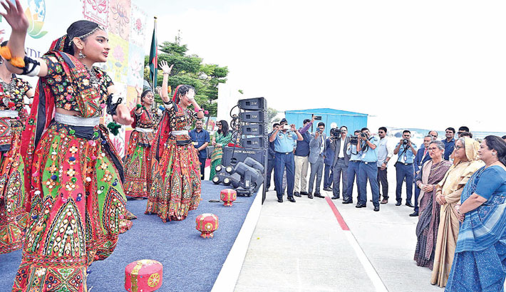 Prime Minister Sheikh Hasina and her younger sister Sheikh Rehana enjoy ...