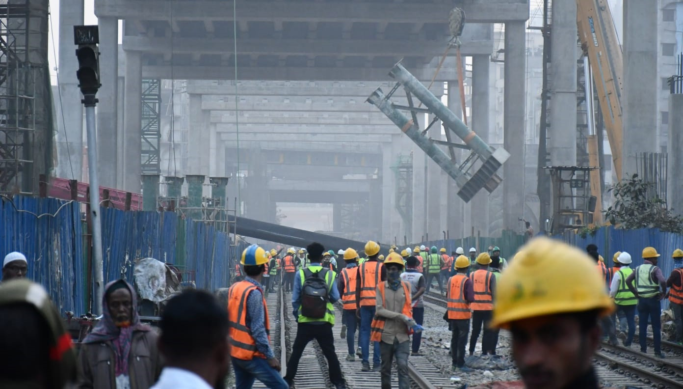 Crane collapse on rail tracks from Elevated Expressway disrupts train ...
