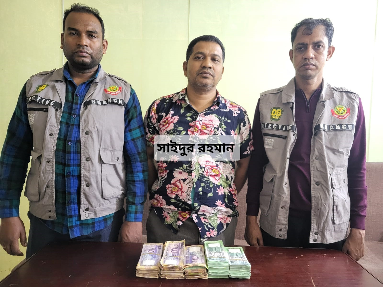 Two robbers, one note faker arrested