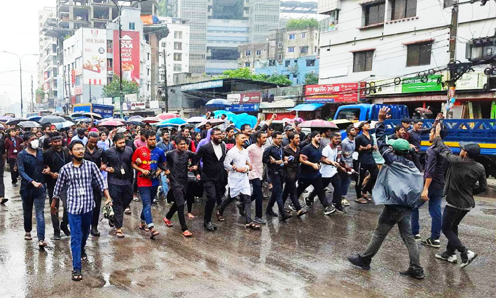 Students demonstrate at Uttara-6, Badda braving rains