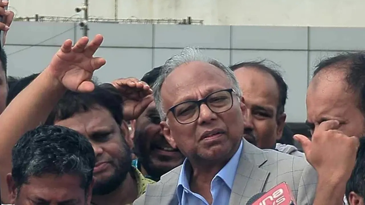 Amar Desh Editor Mahmudur Rahman returns home