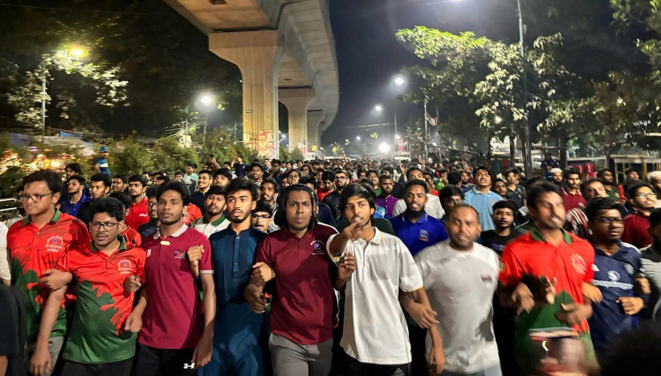 DU students demand arrest of Lucky Akhter within 24 hours over attack ...