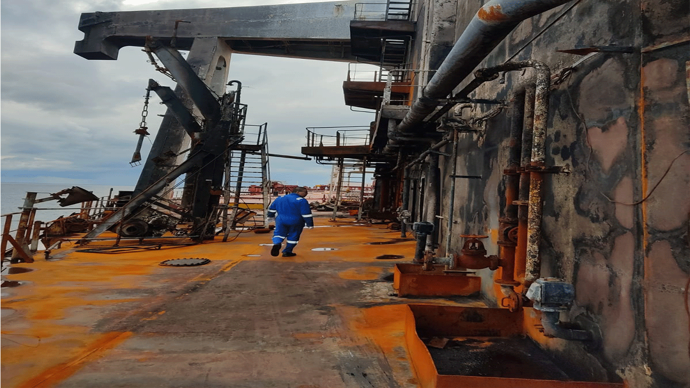 Bangladeshi mariner among 10 stranded on damaged vessel
