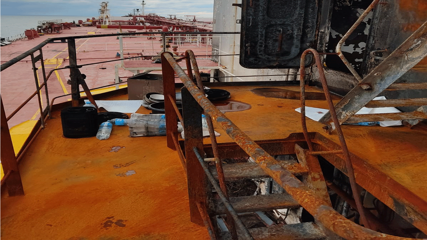 Bangladeshi mariner among 10 stranded on damaged vessel