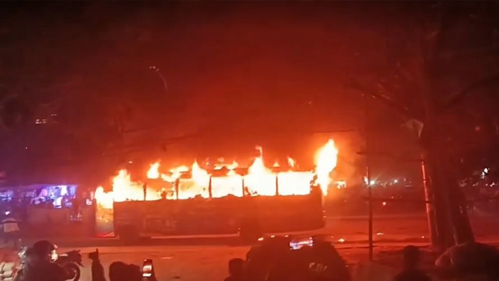 Bus catches fire in Badda