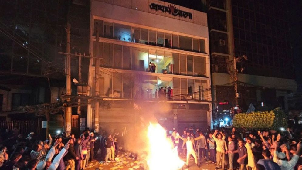 Protesters attack Prothom Alo, Daily Star offices
