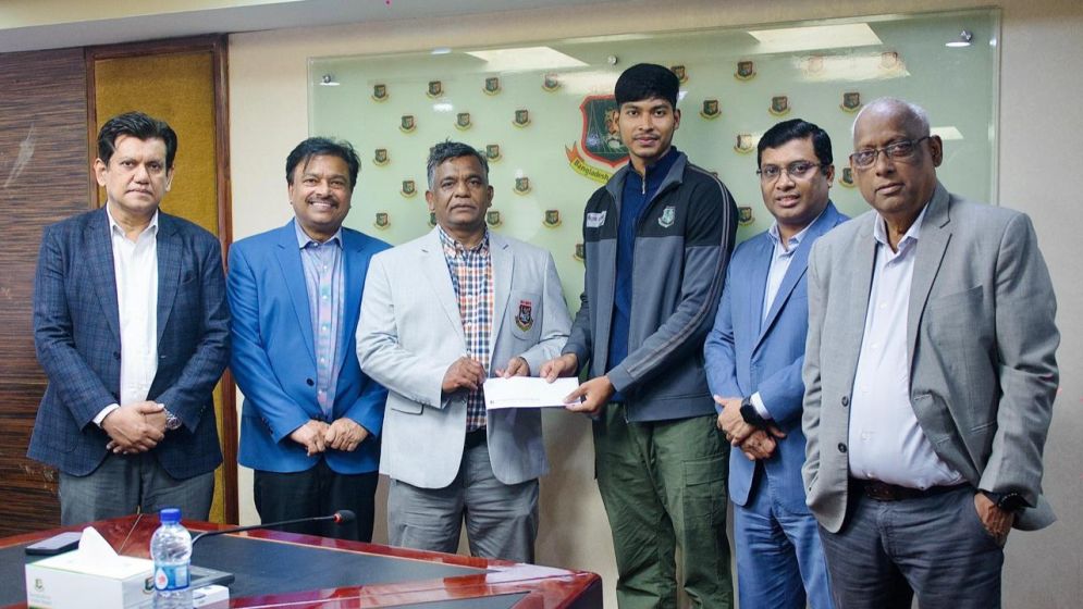 BCB hands Tk5 lakh support to Shahin Alam