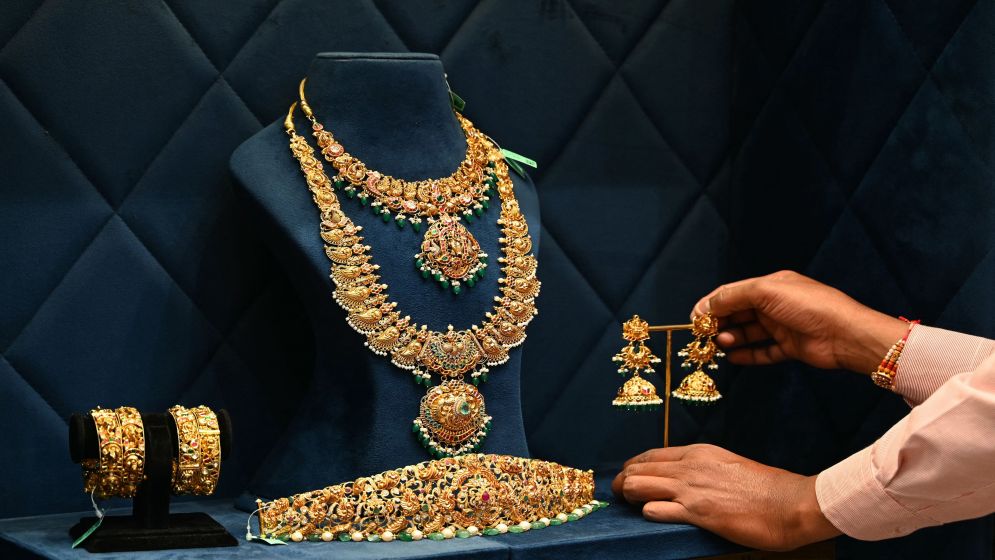 Gold prices drop by Tk7,640 per bhori, effective today