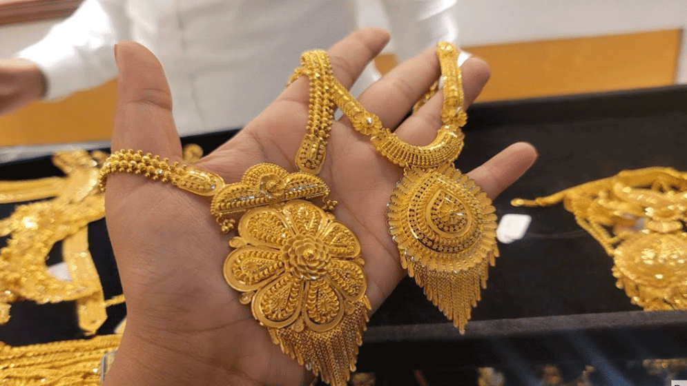 Gold price drops by Tk 2,216 per bhori