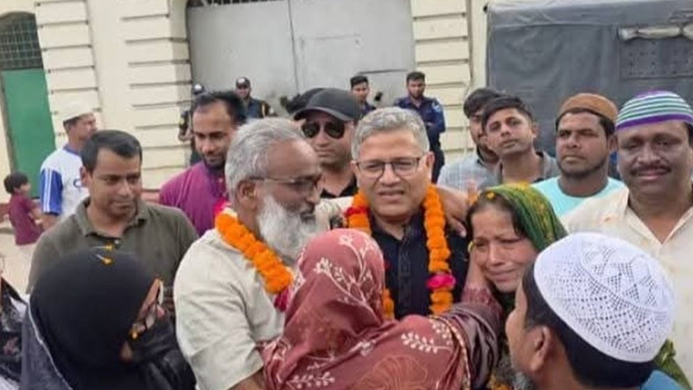 BNP MP receives Awami League leader with floral garland at jail gate