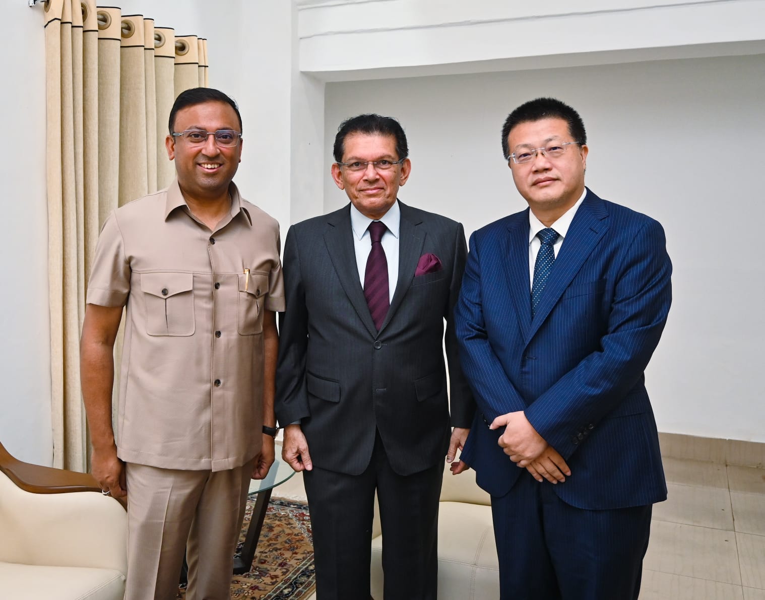 Chinese envoy calls on Foreign Minister Khalilur Rahman