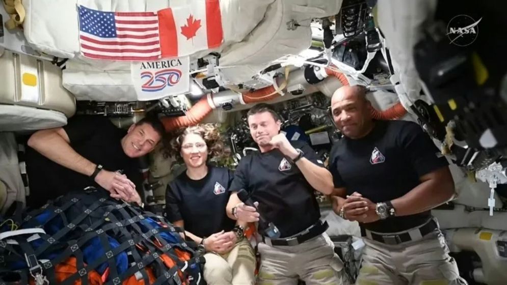 After milestone-rich lunar flyby, astronauts start trip home