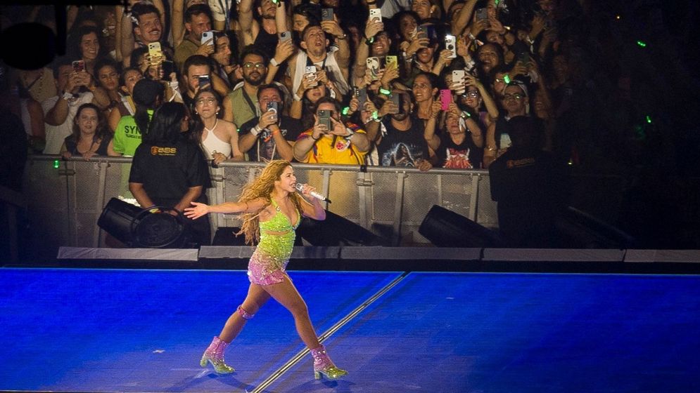 Under full moon, Shakira thrills 2 million fans on Rio's Copacabana beach