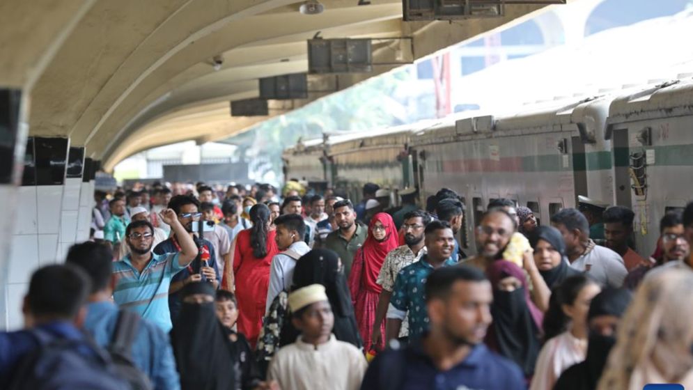 Eid-ul-Azha travel gains momentum as trains depart Dhaka on time