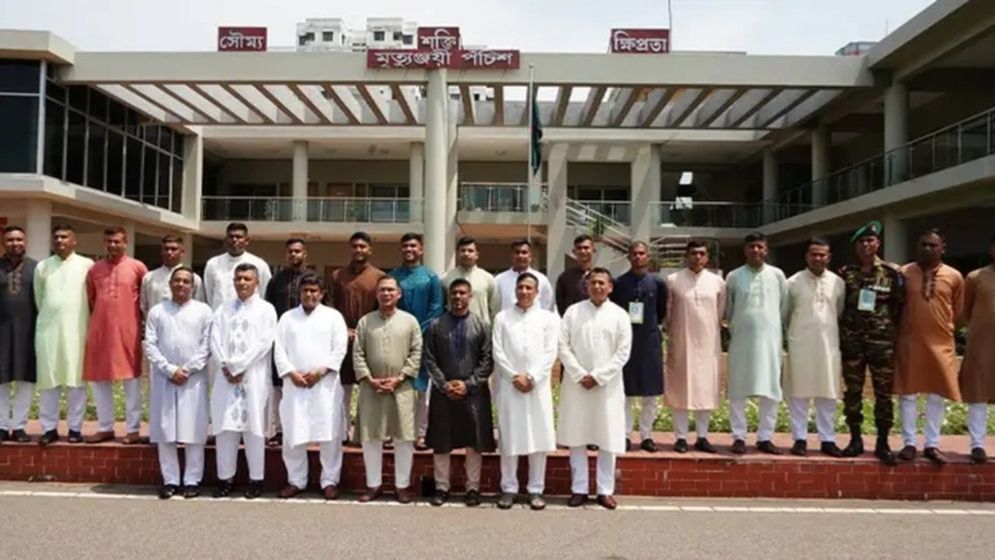 PM exchanges Eid greetings with army personnel