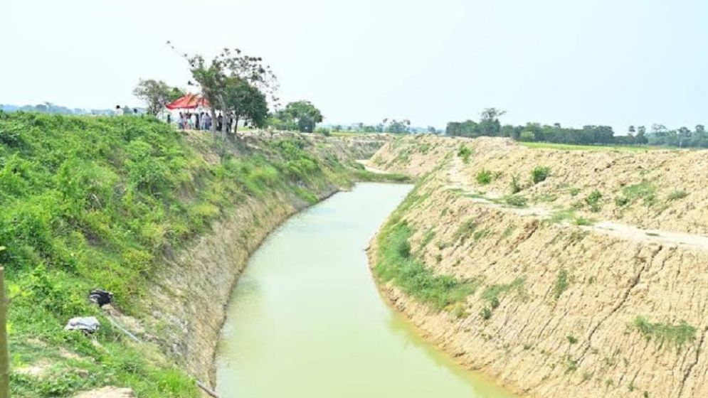 DC inspects canal re-excavation activities in Rajshahi’s Tanore upazila