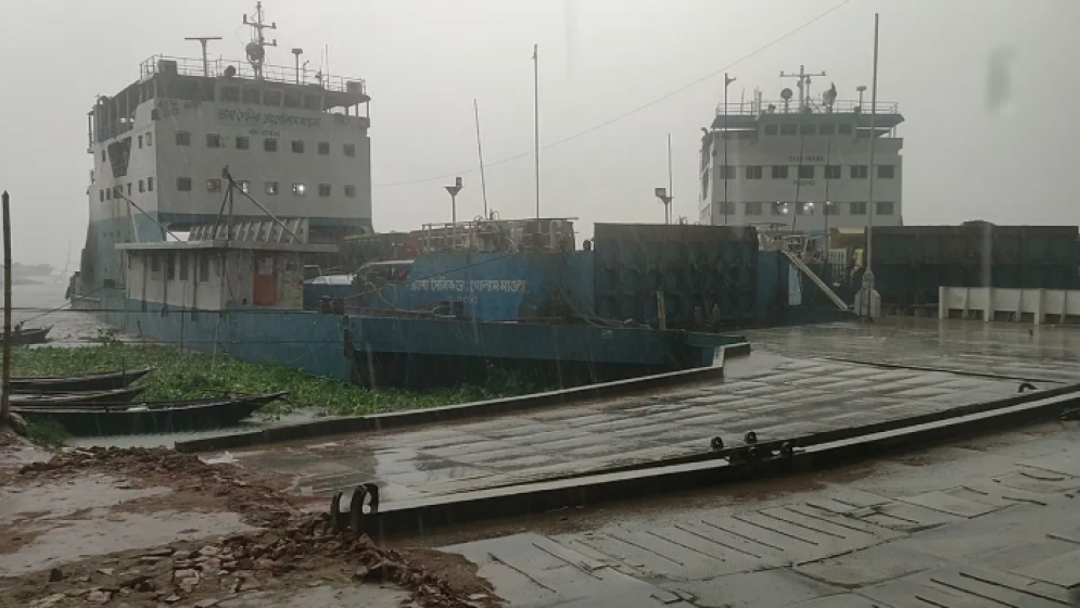 Rough weather halts ferry services on Daulatdia-Paturia route