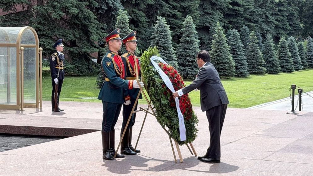 FM pays tribute to war heroes in Moscow