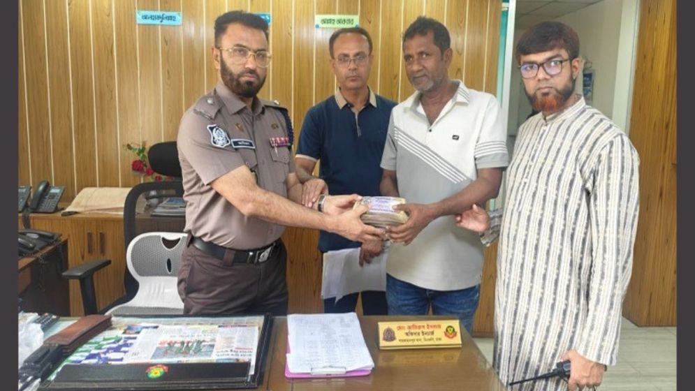 Police return lost money to owner