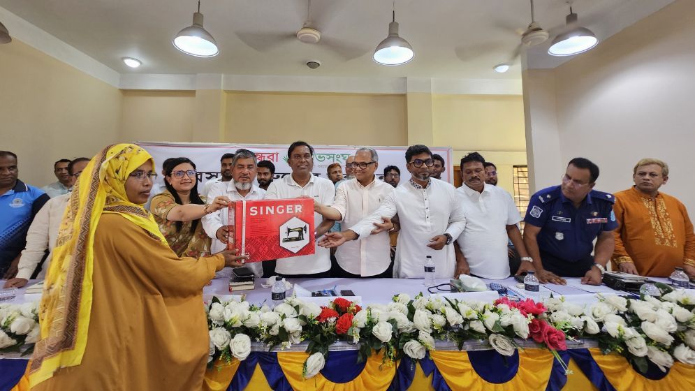 30 underprivileged women receive sewing machines in Shibpur