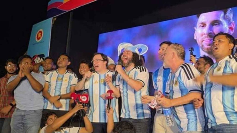 Argentine ambassador joins world cup festive at Dhaka University