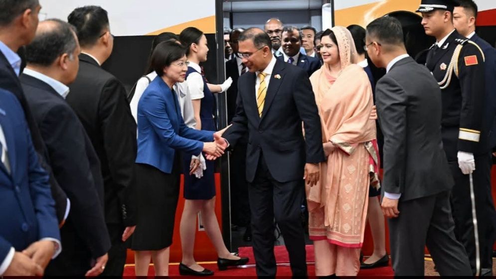 Red carpet rolled out as PM arrives in Beijing
