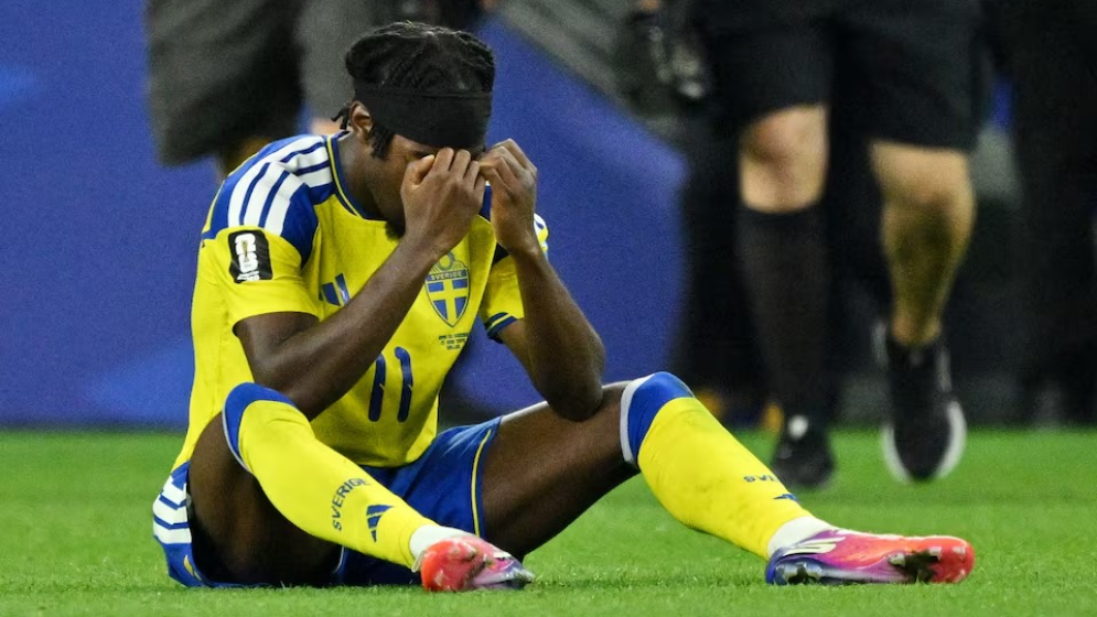 Isak scolds Elanga for confusion over Sweden's second round qualification