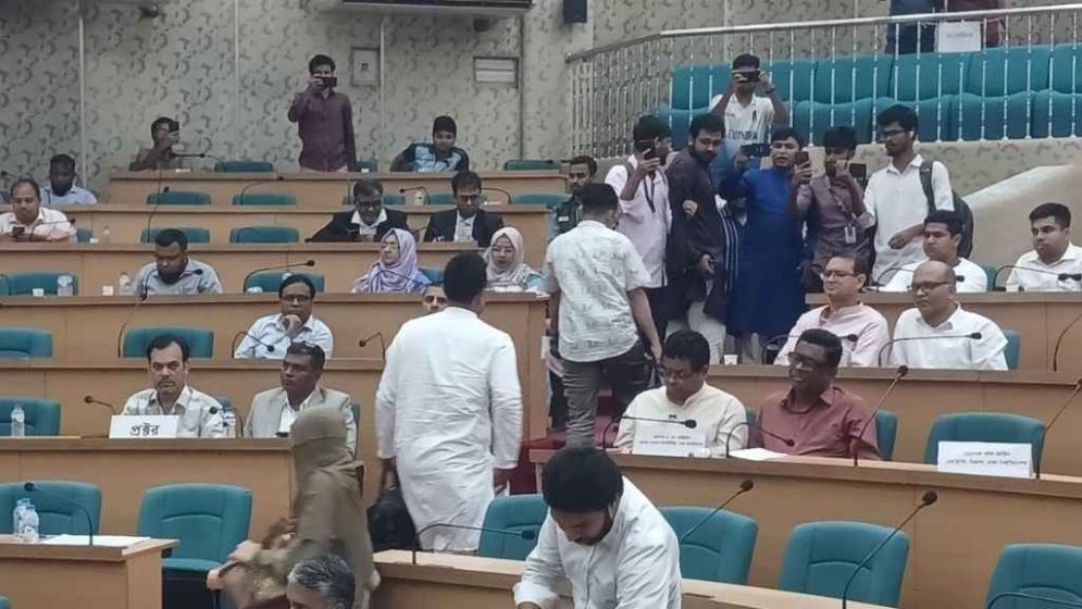 DUCSU leaders walk out of Dhaka University Senate over name change row