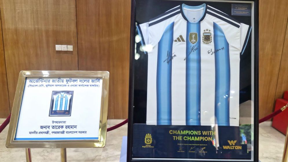PM gifts signed Lionel Messi jersey to National Museum